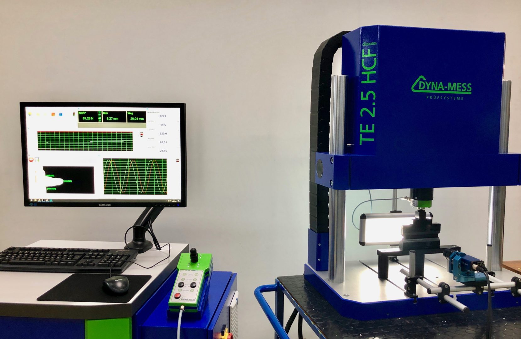 DYNA-RubberCrack - Crack propagation test - DYNA-MESS